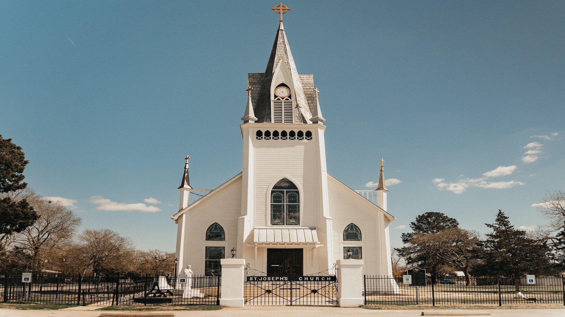 What Should We Pray About When the Church Gathers? – Radical
